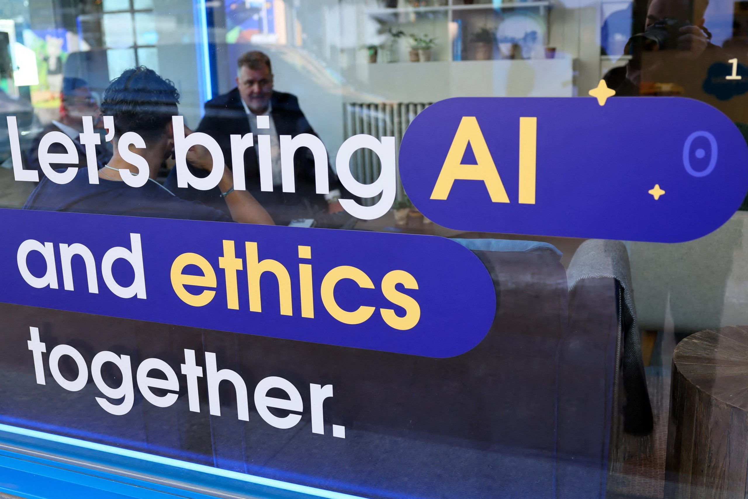 AI調查｜全球36%上班族辦公用AI不讓上司知悉 憂被標籤懶惰 - EJ Tech